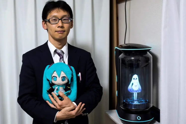 Japanac oženjen hologramom izgubio softversku podršku